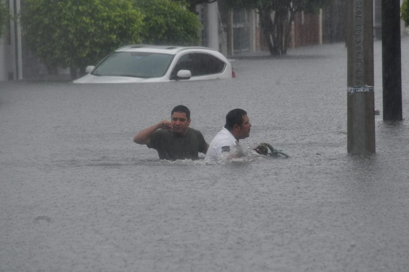 Por tierra y por aire, cierran operaciones a Mazatlán por inundaciones ...