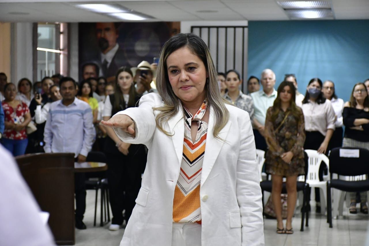 Toma protesta María Teresa Apodaca de González, como presidenta del ...