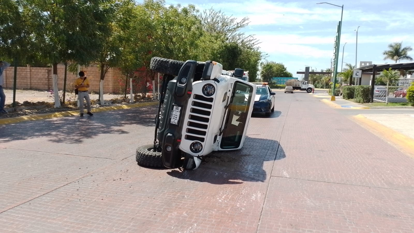 Con golpes leves queda hombre al volcar Jeep – Cafe Negro Portal