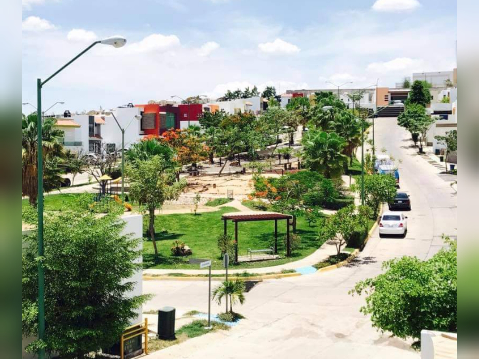 Camioneta doble rodado se estrella contra casa en privada de Perisur ...